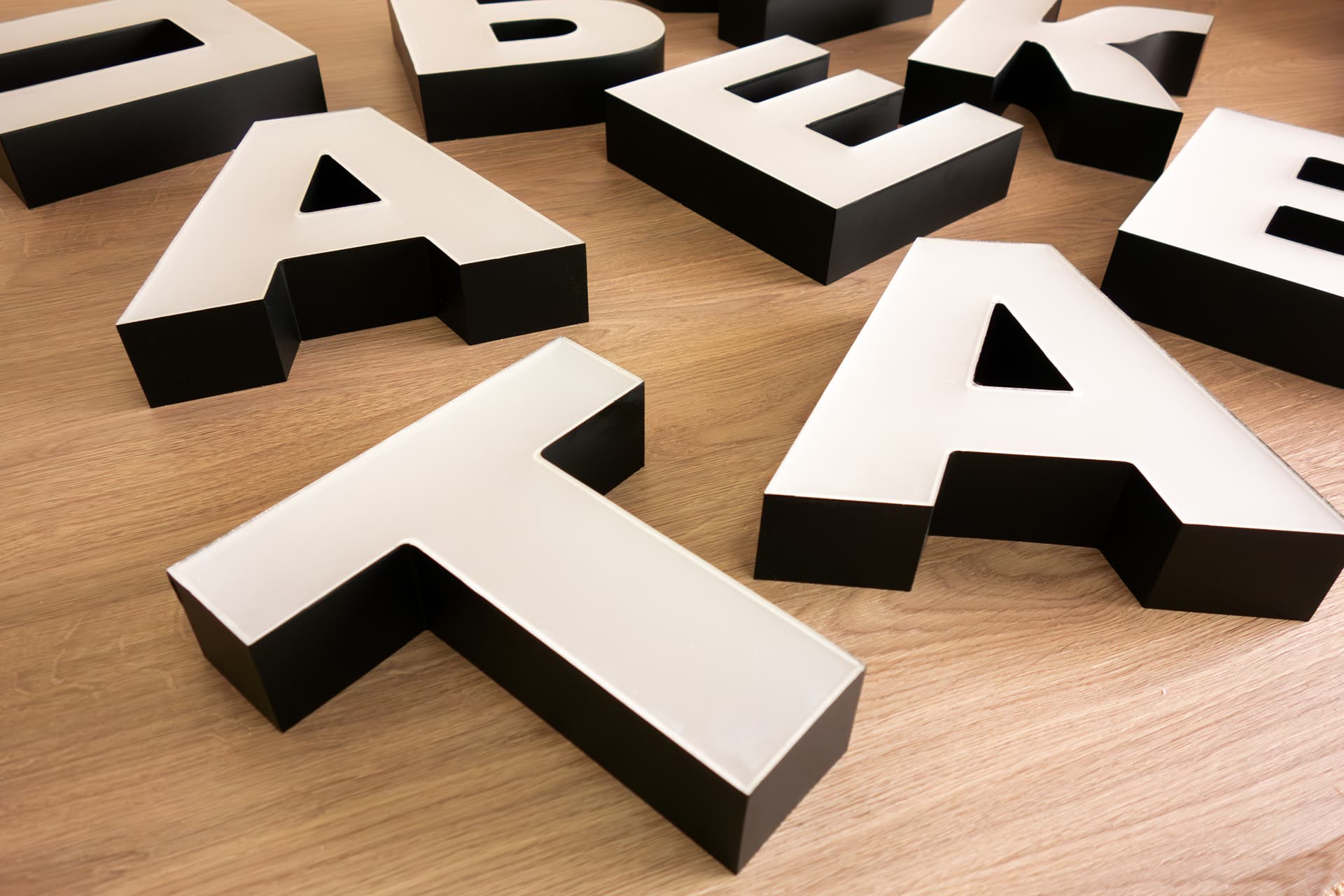 Fabricamos letras corpóreas - Grupo Rotuestudio